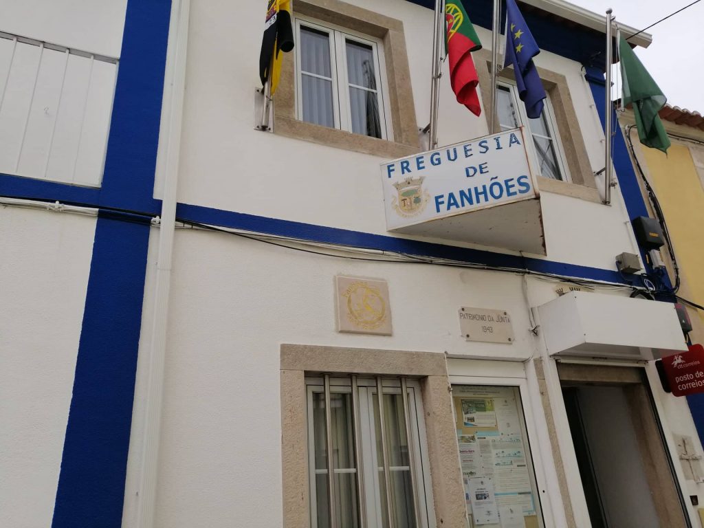 FANHÕES -(f) EDIFÍCIO DA JUNTA DE FREGUESIA DE FANHÕES – JÁ OSTENTA ...